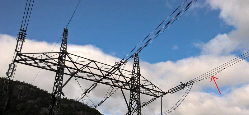 Help me identify an "object" on a 420 kV line • Physics Forums